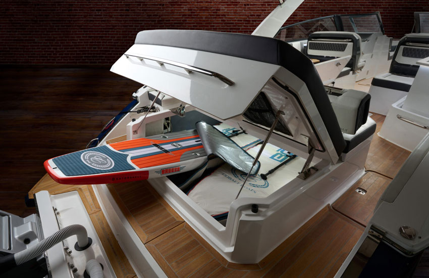 Bowrider Boats Shootout: Cobalt R35 Outboard vs Sterndrive - Cobalt Boats